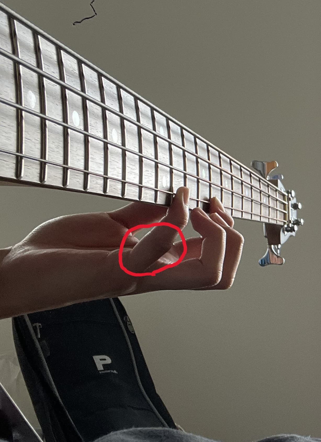 Odd pinky finger behavior when fretting - Technique - BassBuzz Forum